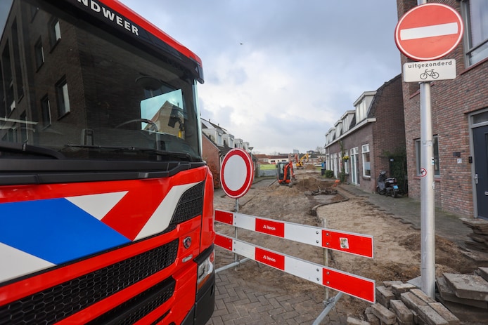 Gasleiding geraakt bij graafwerkzaamheden in Eindhoven, brandweer rukt ...