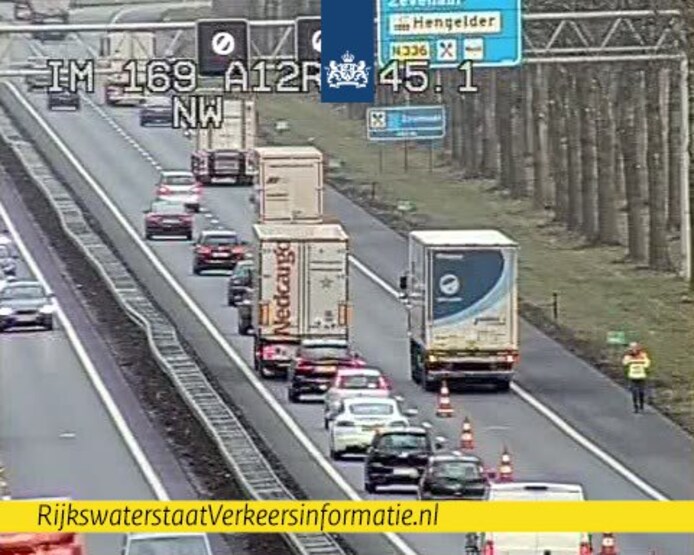 Kapotte vrachtauto zorgde voor file A12, rechterrijstrook weer vrijgegeven | Zevenaar ...