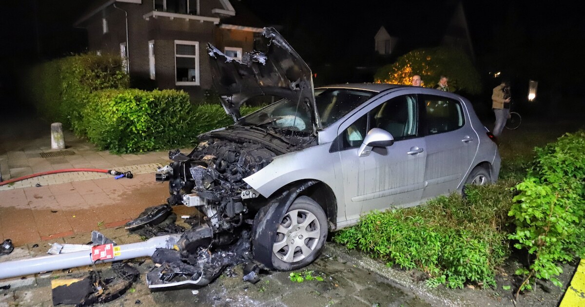 Man verliest macht over het stuur en rijdt lantaarnpaal omver, auto vliegt in brand | 112 nieuws ...