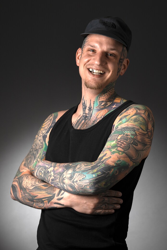 Chris neemt het leven niet zo serieus, en dat zie je aan zijn tattoos: ‘Ik beschouw mijn lichaam ...