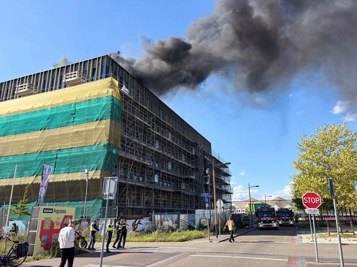 Veel rook en explosie bij grote brand op dak van gebouw Berlijnplein in ...