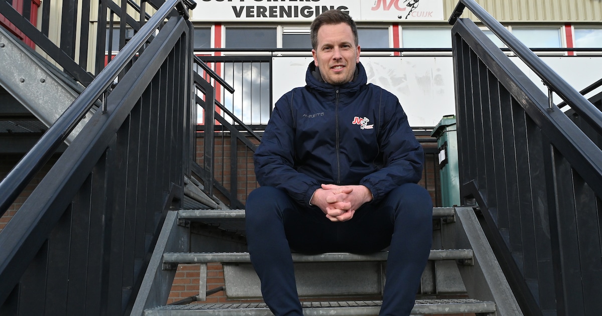 Zijn tijd als interim-trainer is een zwarte bladzijde: Dennis Straatman ...