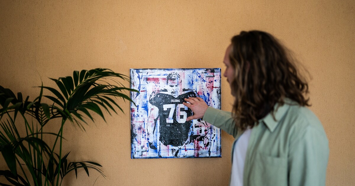 Arnhemse zanger Bas schrijft nummer voor ‘grote vriend’ die overleed ...