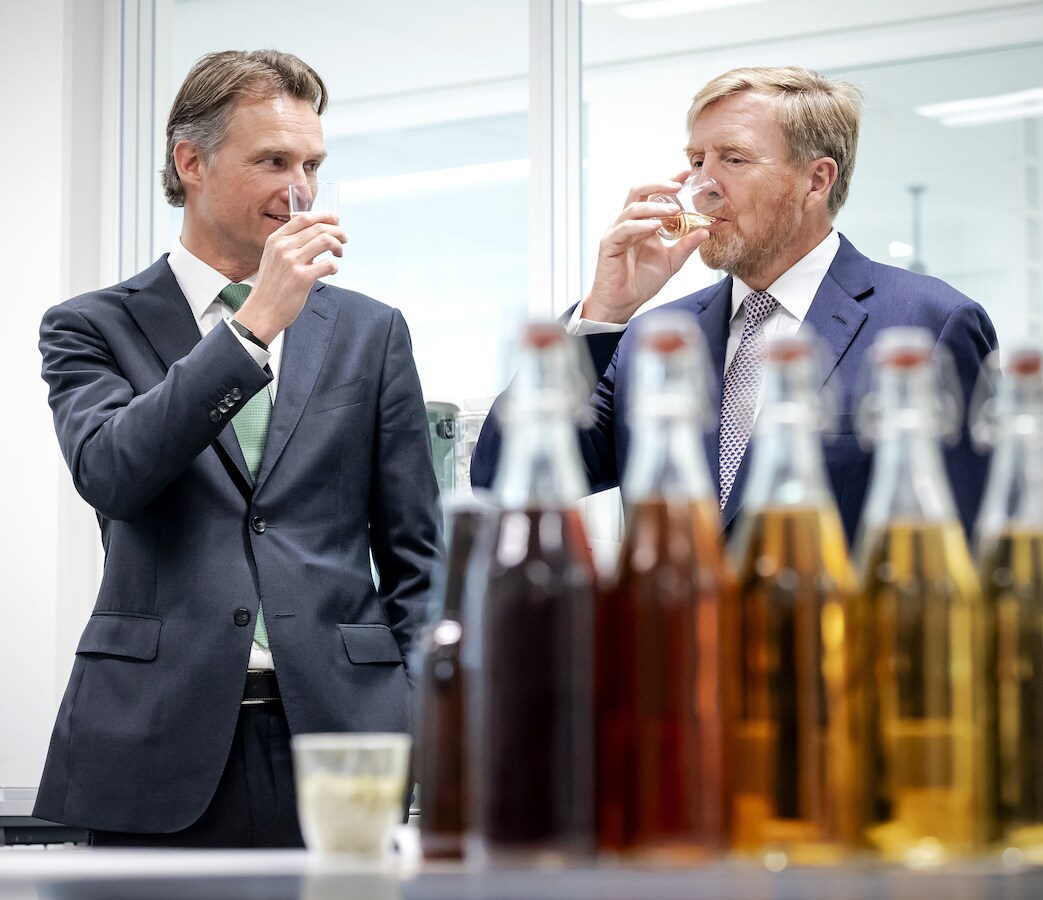 Koning slaat biertje af bij opening centrum Heineken, heeft ‘Prins Pils ...