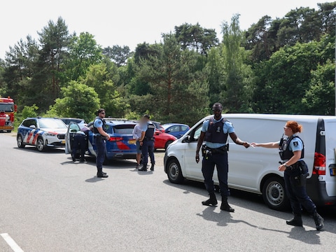Marechaussee trekt zwaarbeladen bestelbus van de weg, dan blijkt dat ...