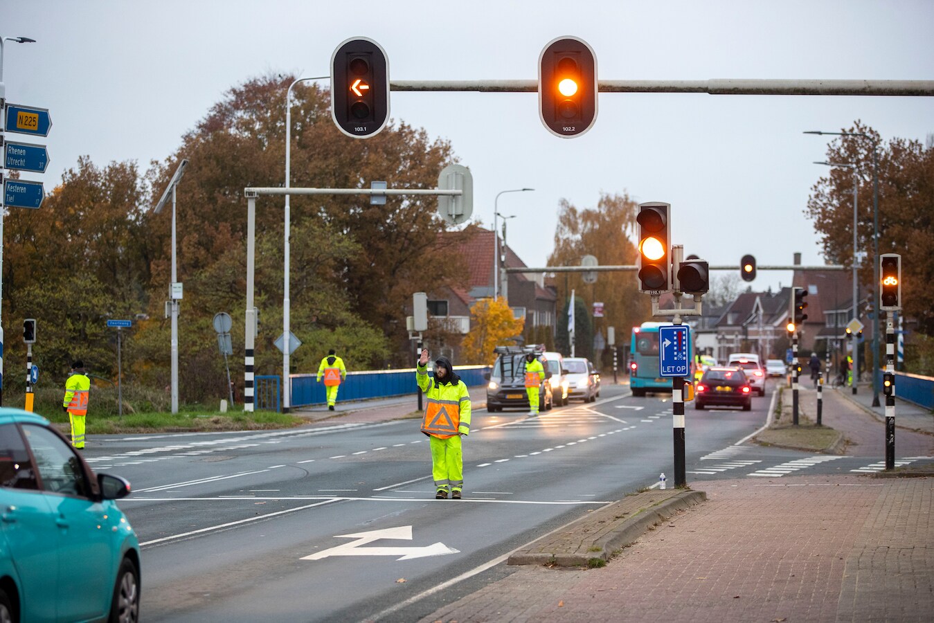 Vijf dagen lang werkzaamheden aan verkeerslichten op drukke Rhenense kruising | Foto ...