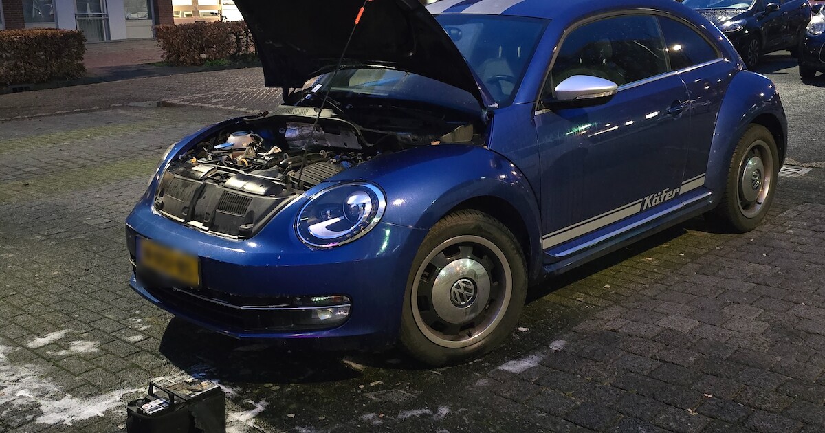 Brand onder motorkap van geparkeerde auto in Wageningen snel onder ...