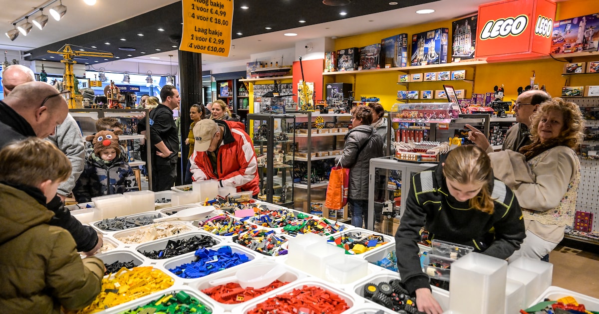 Drukte op eerste dag Lego-winkel Oss: ‘Ver voor openingstijd stonden ze ...