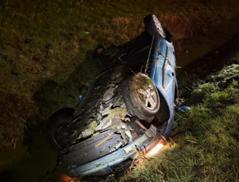 Auto belandt in sloot bij Ravenstein: vier inzittenden onderkoeld naar ...