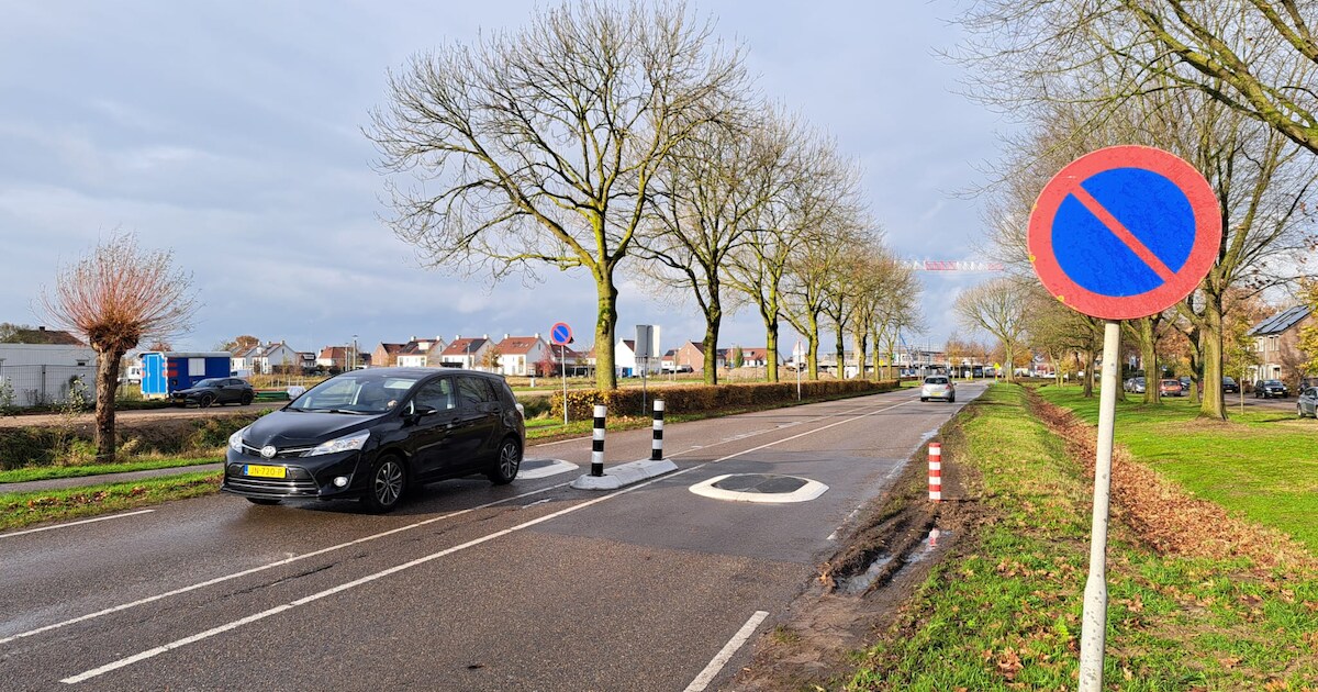 Verkeersveiligheid verbeterd: middengeleiders geplaatst tussen drempels ...