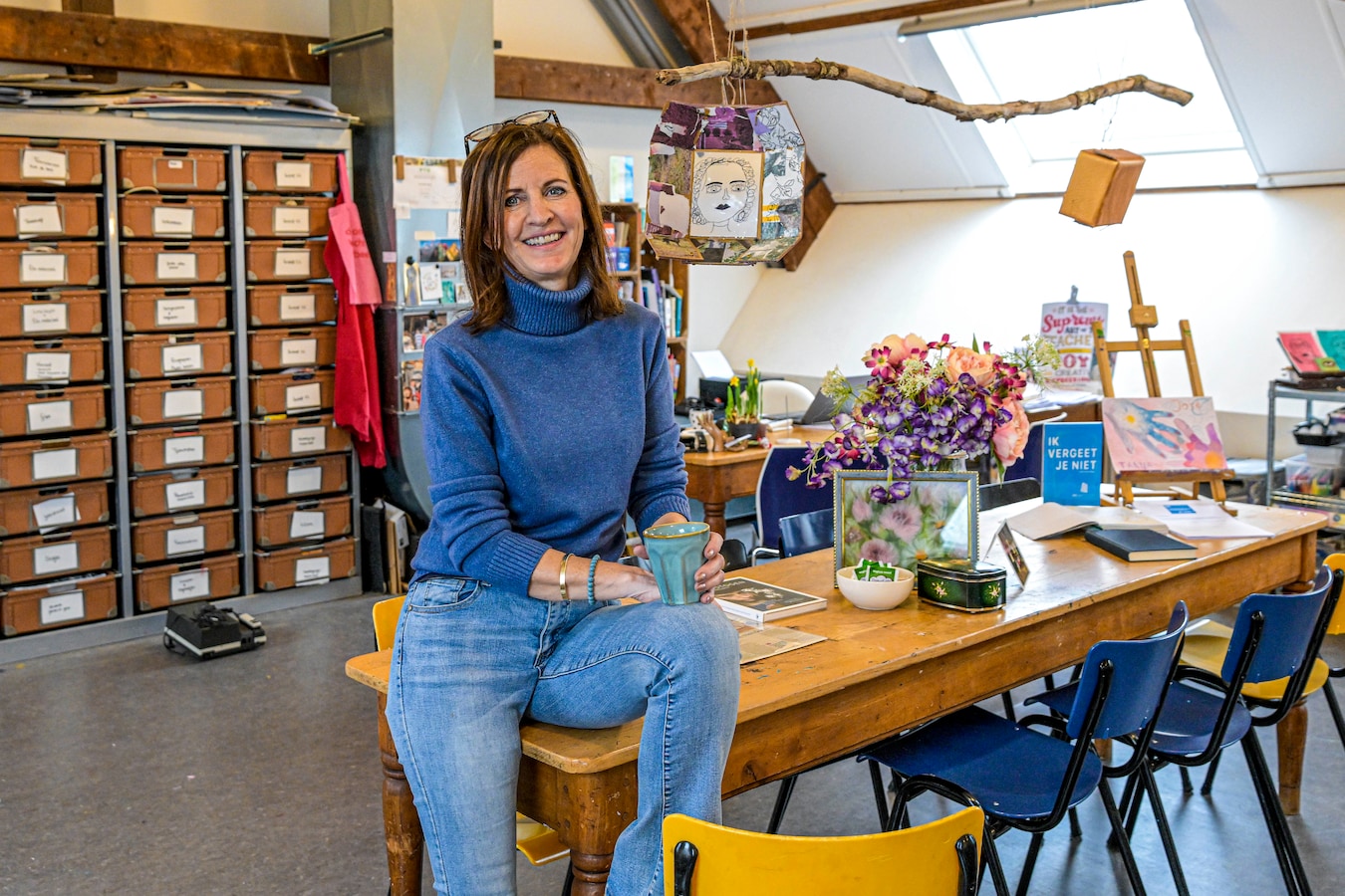 Anneke zet kunst in voor allerlei problematiek, van armoede tot ...