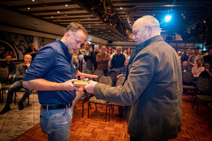 Fopneuzen en ‘Pinokkio Award’ voor wethouder als ‘dank’ voor plan voor flexwoningen: ‘Neem ’m ...
