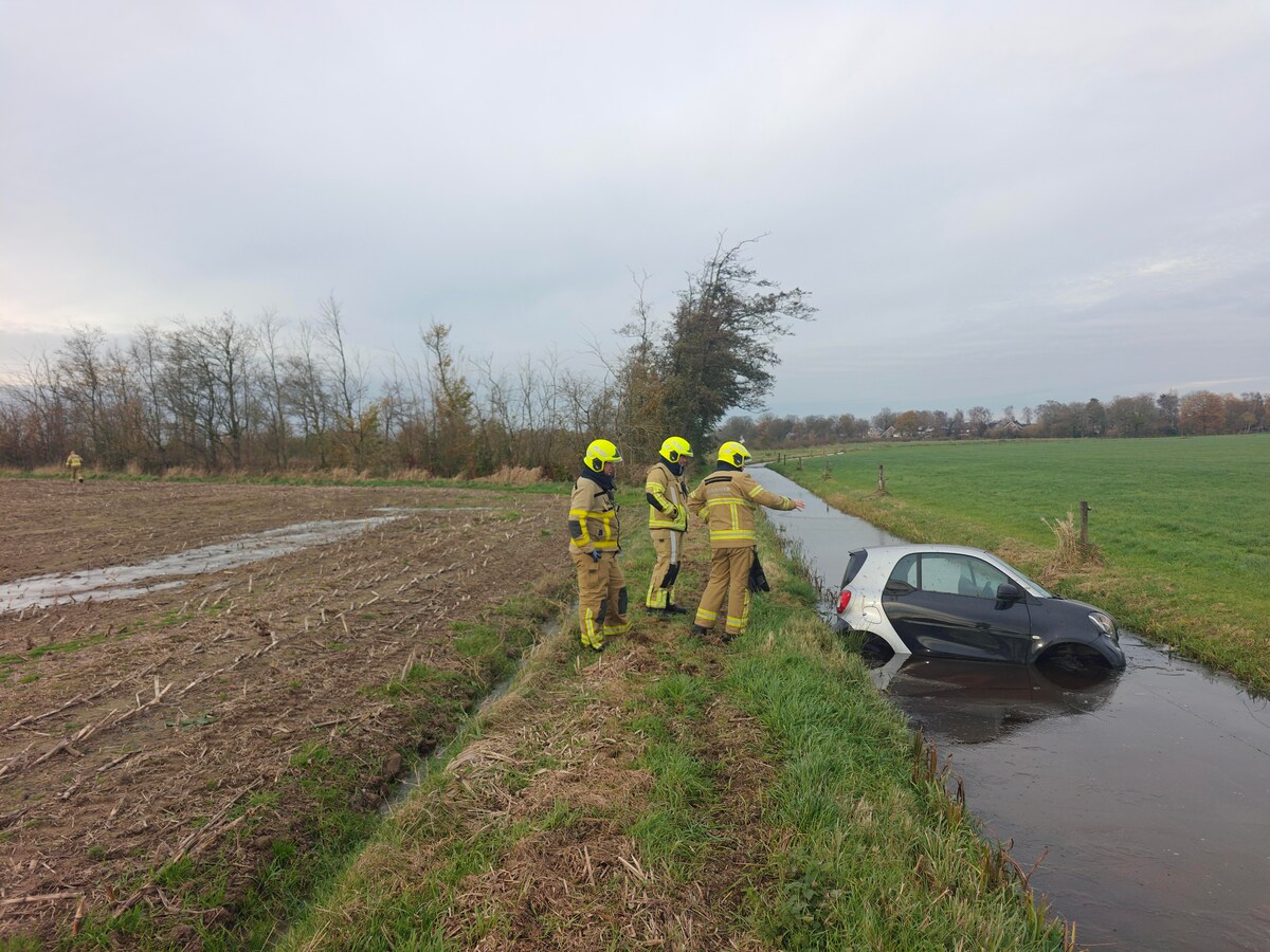 Opmerkelijk ongeluk in de Achterhoek: een Smart belandt ver van de weg ...