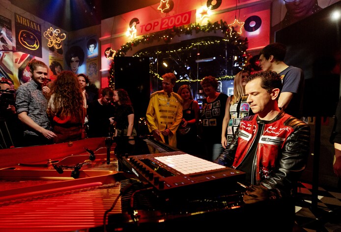 Bart Arens opent Top 2000 met spectaculaire mix van 50 nummers | Show | gelderlander.nl