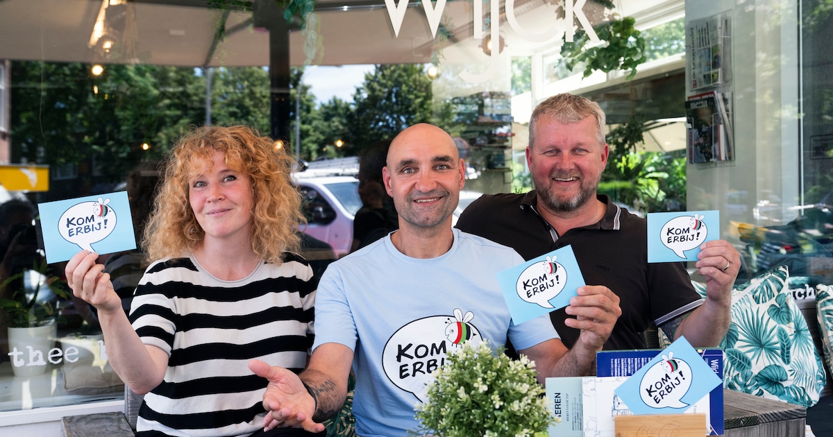 Een kaartje op het terras om gezellig aan te schuiven bij een ...