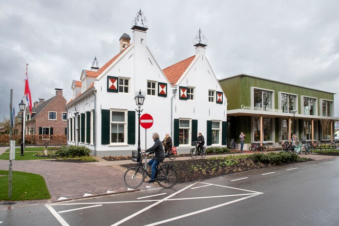 Muren van flesjes Grolsch of Heineken? Het zou bij het nieuwe gemeentehuis van Renswoude zomaar ...