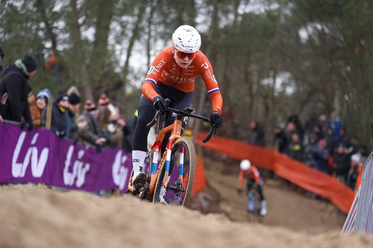 LIVE NK Veldrijden | Brand lijkt zich verkeken te hebben op parcours ...