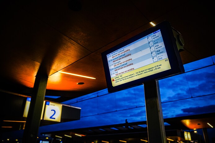 Treinverkeer tussen Arnhem en Nijmegen lag hele avond plat door ...