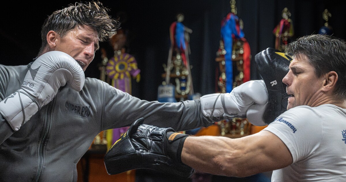 Moeder Patricia controleert de wc op bloed, vader Albert slaat zijn ...