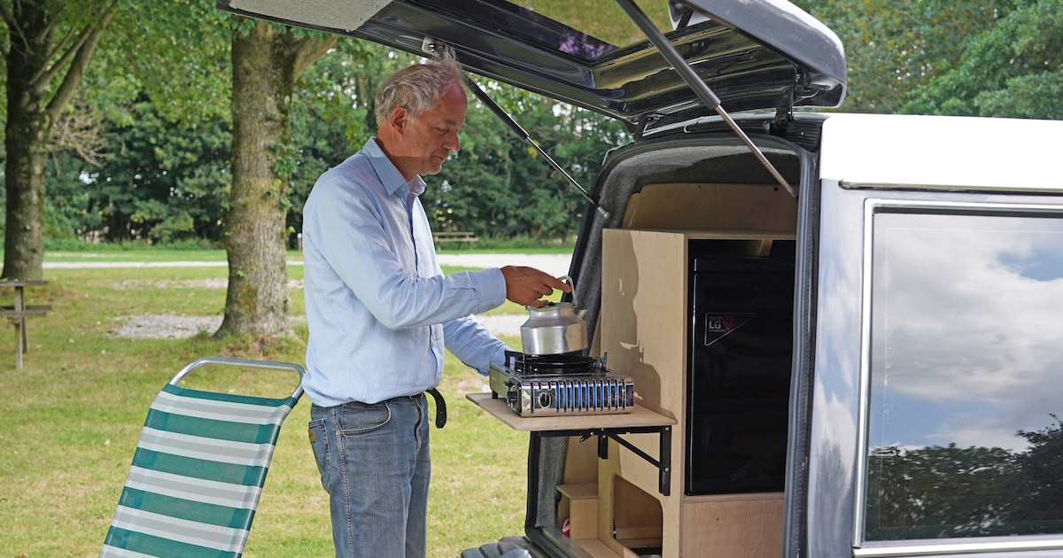 Iedereen verstijft als Anno met zijn macabere camper de camping oprijdt ...