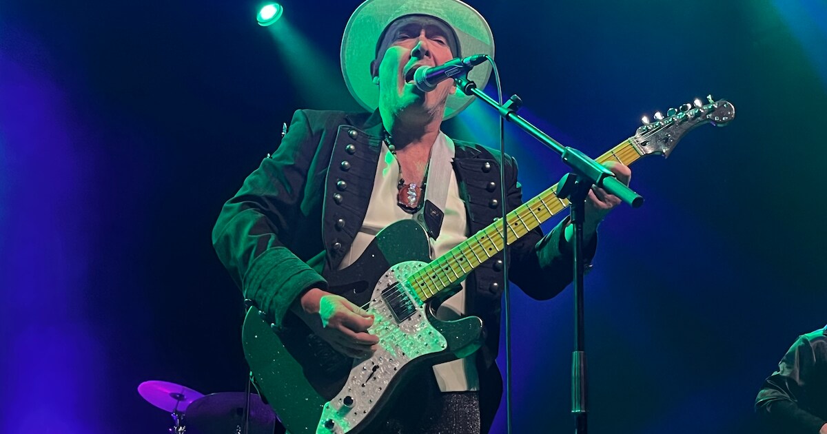 ‘Man met de gouden stem’ (71) moet optreden afbreken na val op podium ...