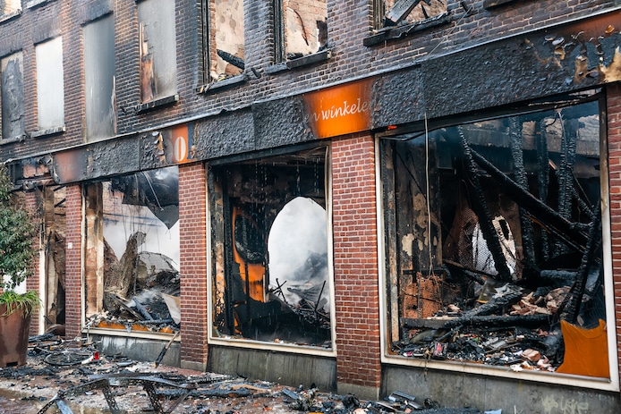 Vijf Arnhemmers verliezen hun volledige woning door verwoestende brand ...