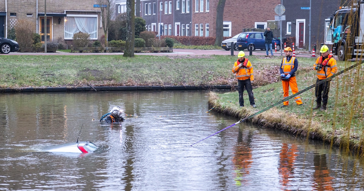 Patrick wil voor hij naar huis rijdt het ijs van zijn voorruit krabben ...
