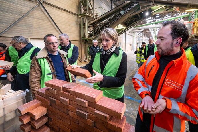 Hoe Gendt en Heteren samen een duurzame gevelsteen bakken | Lingewaard | gelderlander.nl