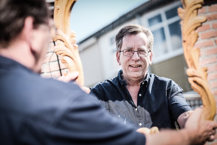 Evert ziet zijn dochters nooit en neemt het op voor buitengesloten ...