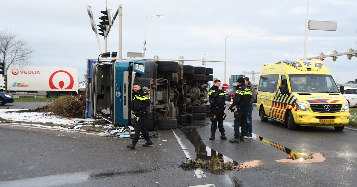 Open vrachtwagen met tuinafval zorgt voor puinhoop naast A2 bij ...