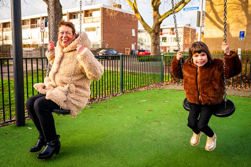 Na hersenbloeding van Sandra voedt Jan dochter Anna (5) met zijn moeder ...