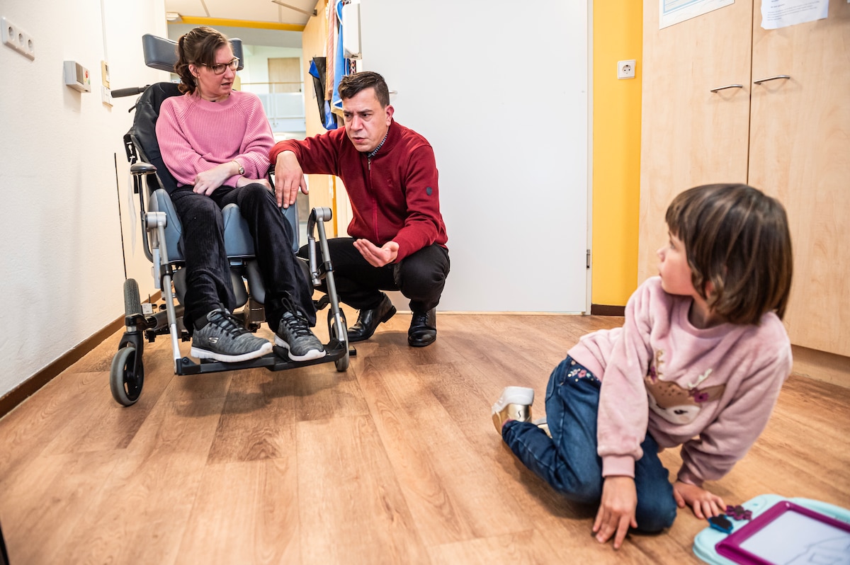 Na hersenbloeding van Sandra voedt Jan dochter Anna (5) met zijn moeder ...