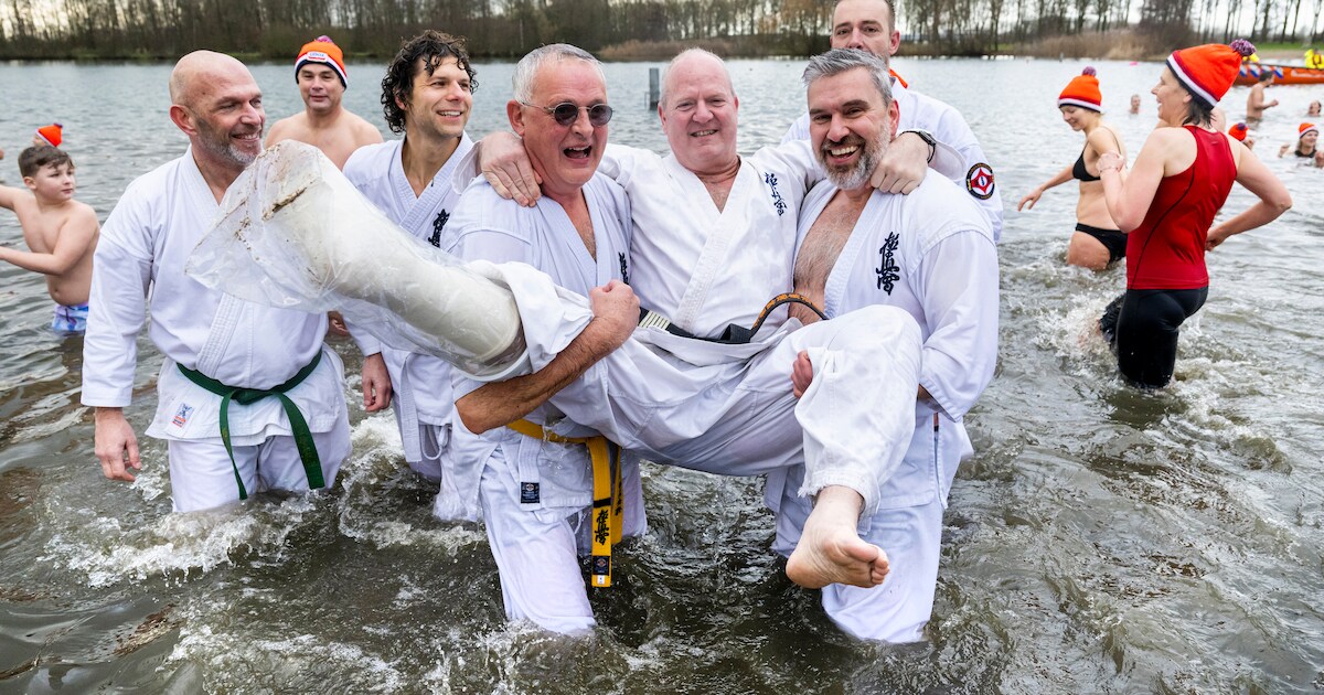 Even de lijven ontbloot voor de lentewarme nieuwjaarsduik in de ...