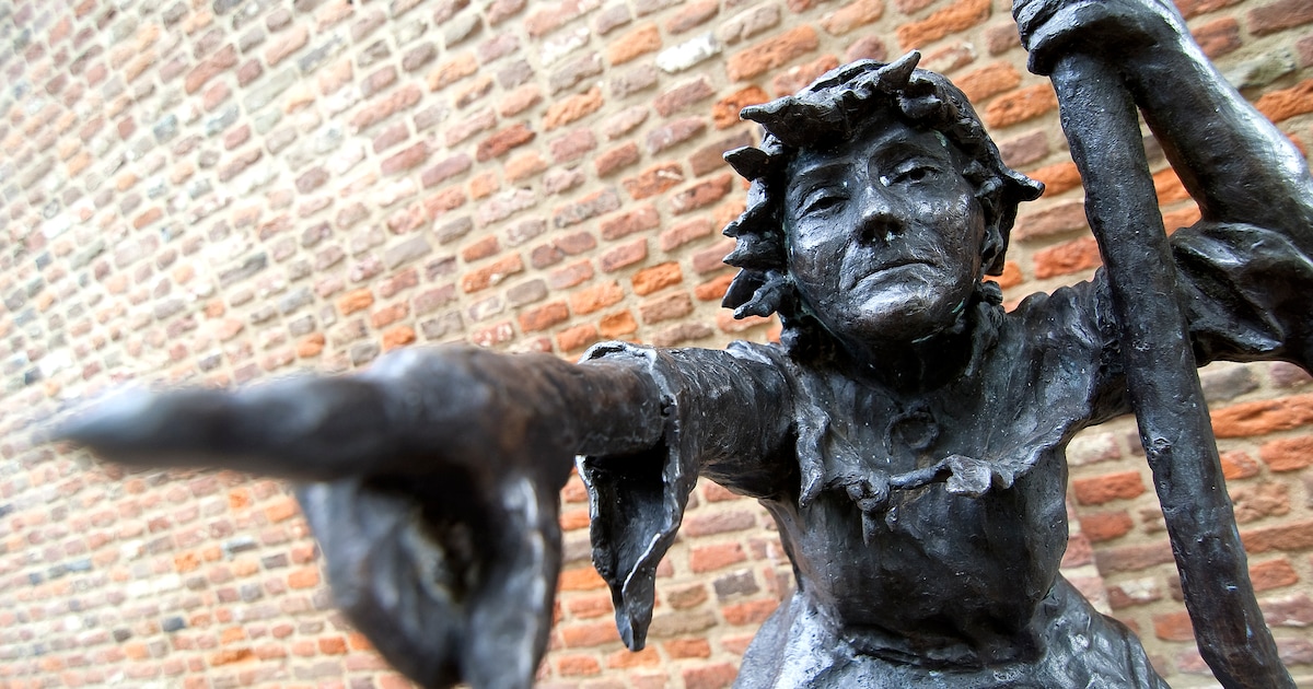 Dit standbeeld van een vrouw die als heks op de brandstapel eindigde ...