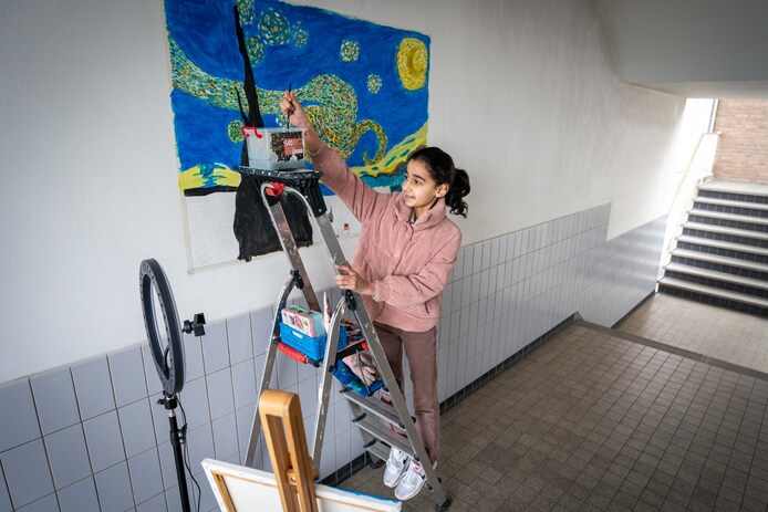 Jilda (12) schildert een Van Gogh in het trappenhuis van de Arnhemse Du ...