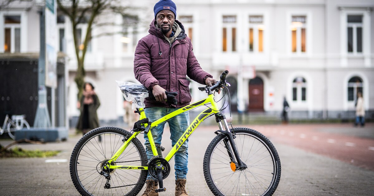 Asielzoeker Philio heeft zijn koffers al klaar staan, maar dan grijpen ...