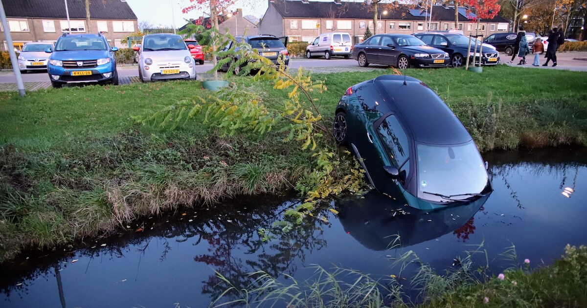 Wéér rolt een auto het water in bij dit winkelcentrum: eigenaar ...