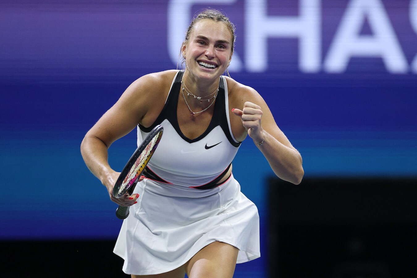 Aryna Sabalenka wint na stevig potje powertennis US Open: ‘Mijn vader ...