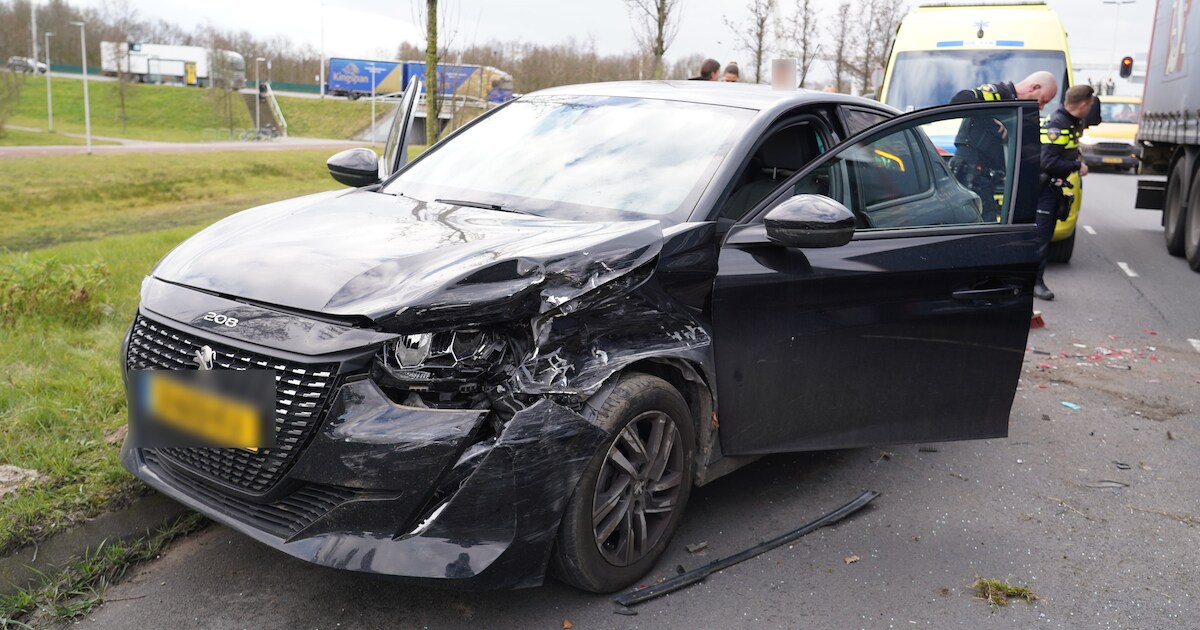 Automobilist ramt lantaarnpaal, belandt op verkeerde weghelft en botst op andere auto in ...