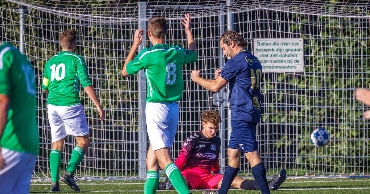 SVHA gaat ondanks laatste plaats door met trainer Rober Verbeek ...