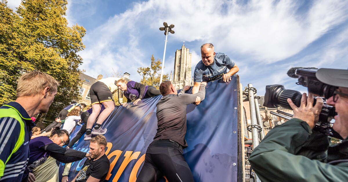 Samen rennen en klimmen over hindernissen door het Arnhemse centrum ...
