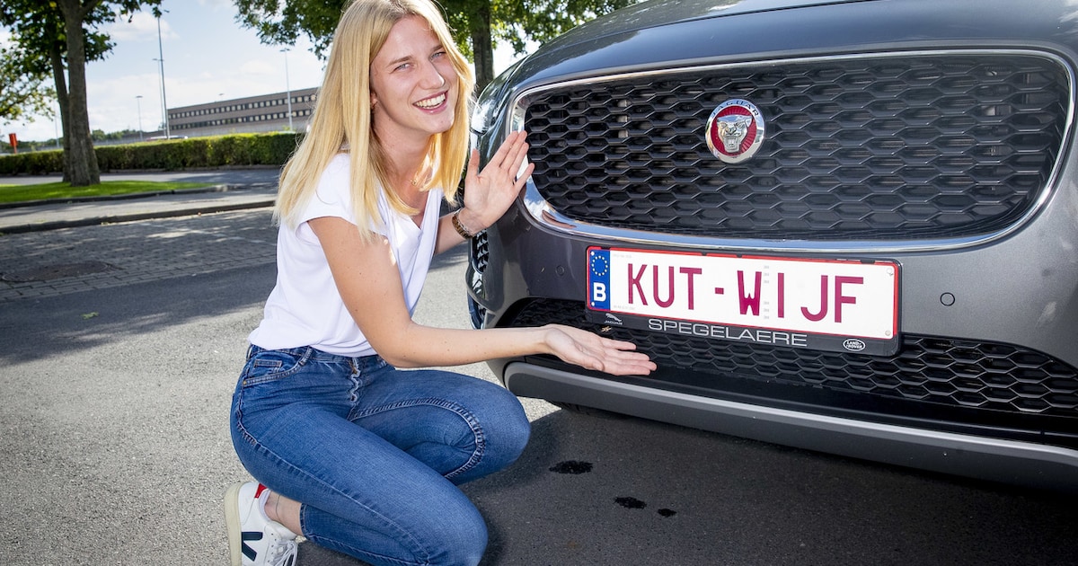 Elodie (27) rijdt rond met ‘KUT-WIJF’ als nummer­plaat en daar heeft ze ...