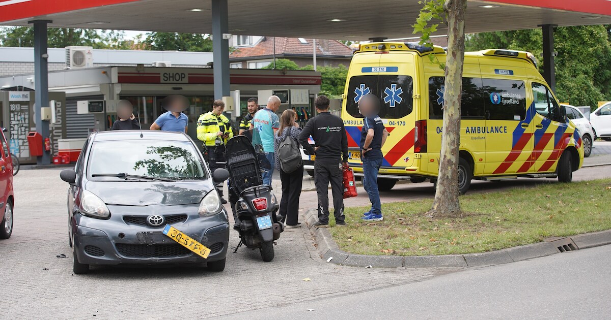 Automobilist en scooterrijder botsen bij tankstation in Deventer ...