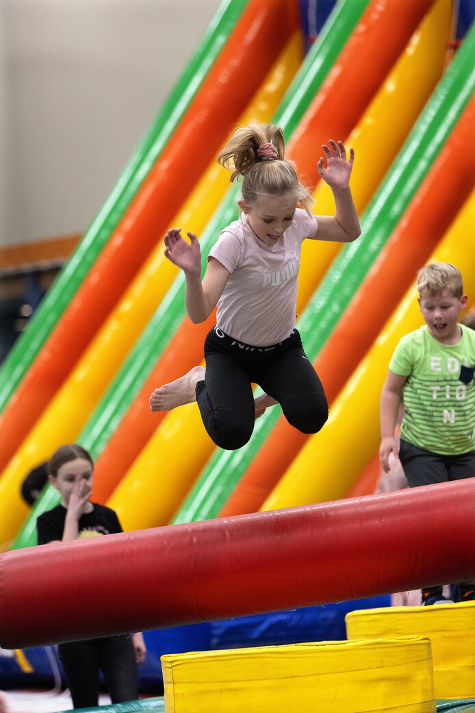 Ruim 400 kinderen springen in het rond tijdens het springkussenfestival ...