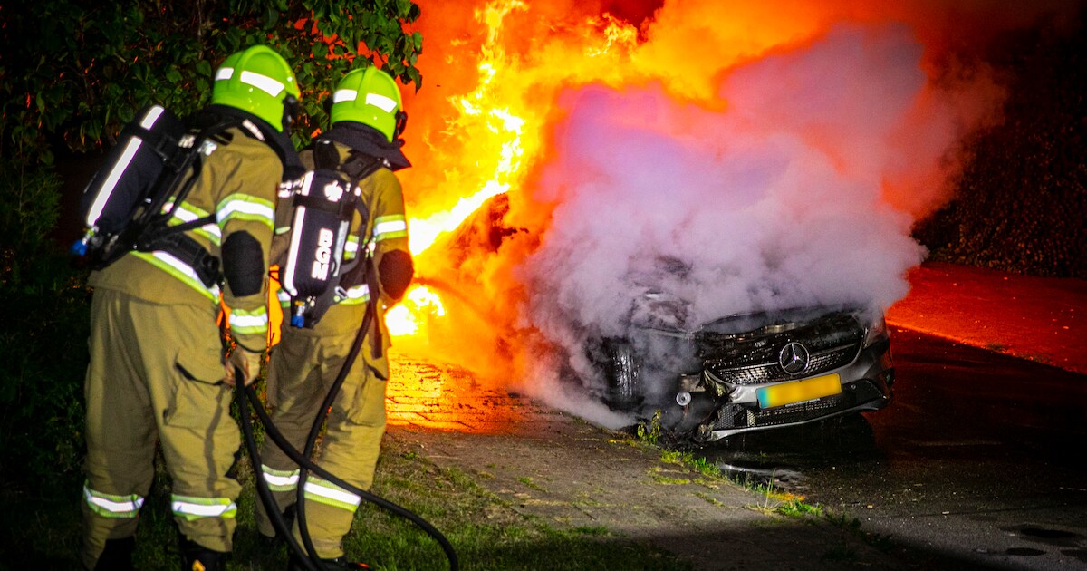 Mercedes brandt uit in Rheden, brandweer gaat uit van opzet | Rheden ...