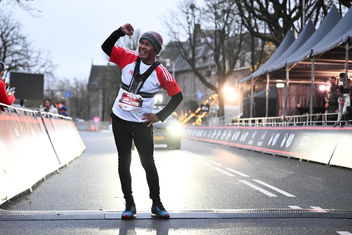 Teruglezen Zevenheuvelenloop 2025 | Soedarto als laatste over finish ...
