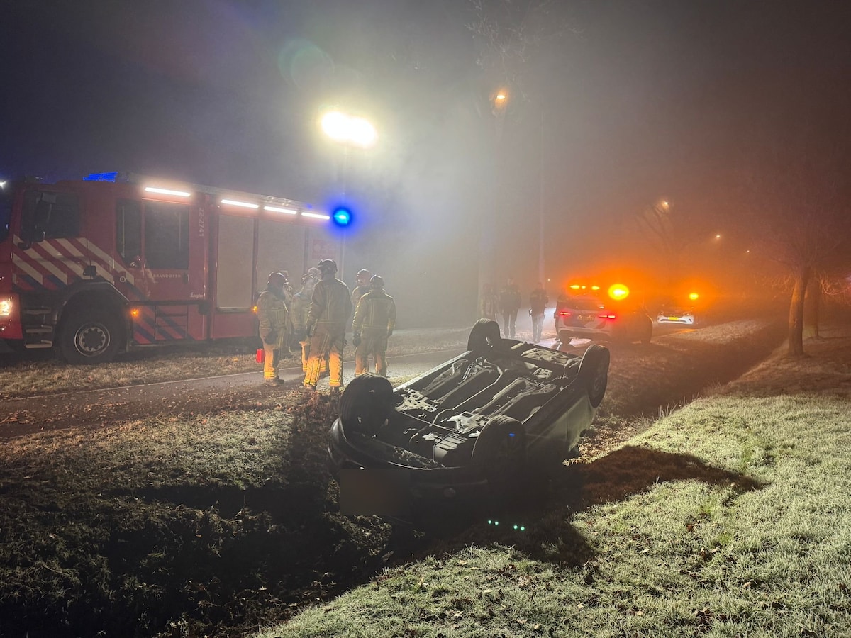 Auto glijdt van weg af en belandt ondersteboven in berm bij Bakel ...