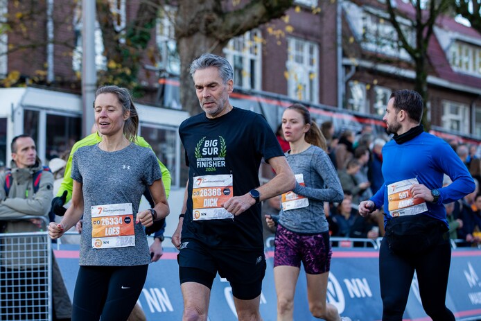 Premier Dick Schoof kritisch op zijn finishtijd Zevenheuvelenloop ...