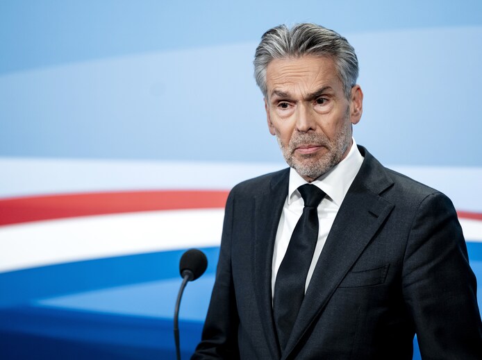 Schoof en Uitermark grijpen in: vrijwilligers COA krijgen tóch lintje ...
