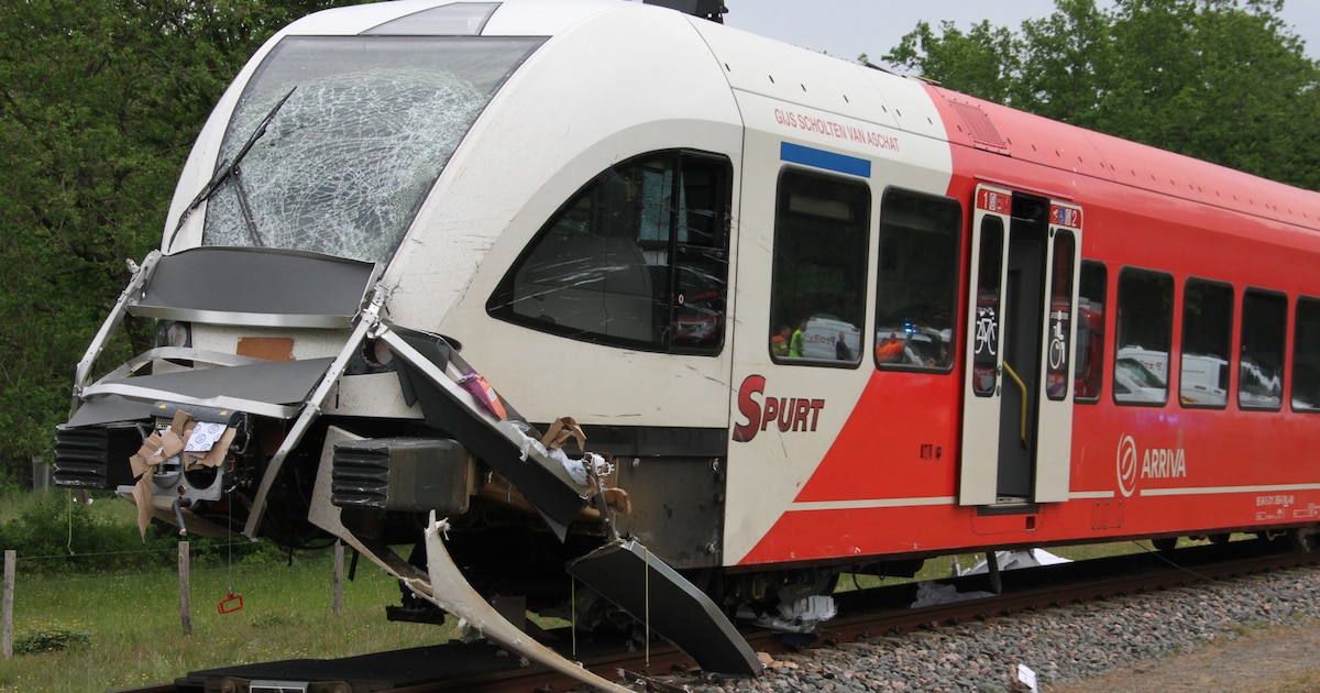 Trein bij botsing met busje in Vorden ontspoord: chauffeur zwaargewond ...
